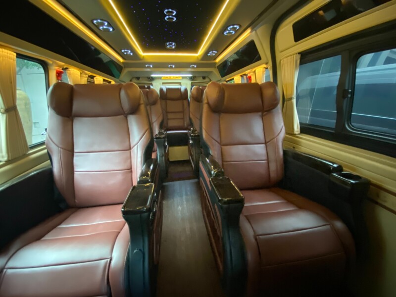 Toyota Commuter Rental with driver at Pattaya. - GriffinTaxiThailand.com